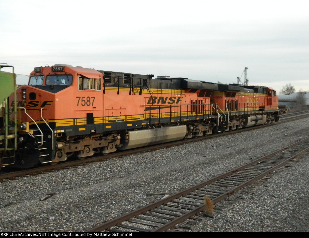BNSF 7587